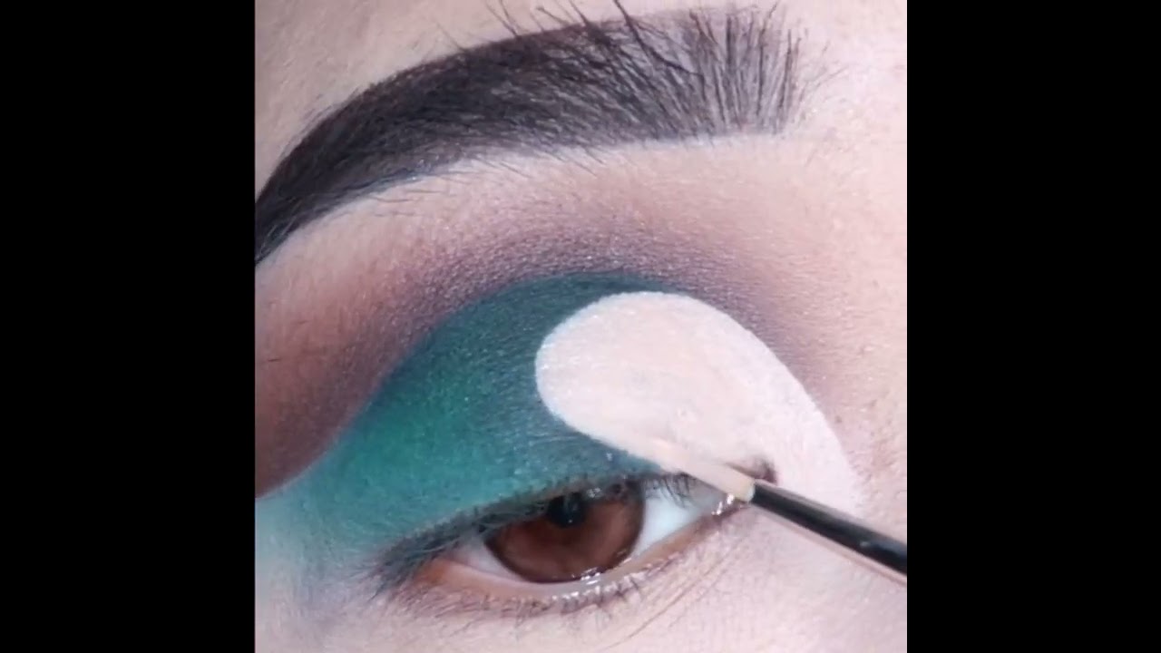 Chameleon Eye Makeup - YouTube