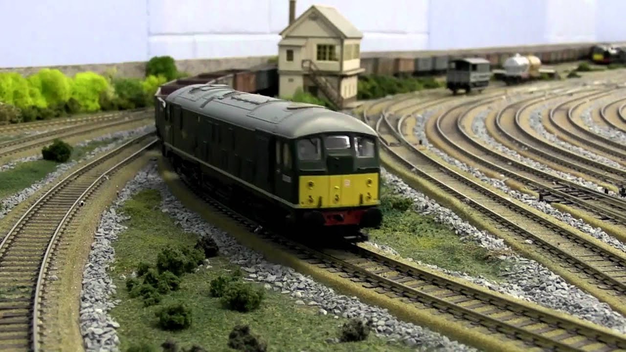North East model railway - D5100 on empty mineral wagons - YouTube