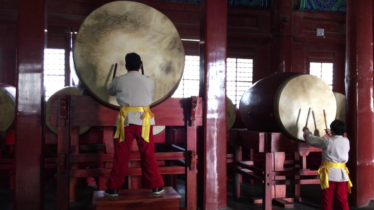 Gulou (Drum Tower) performance in Beijing, China - YouTube