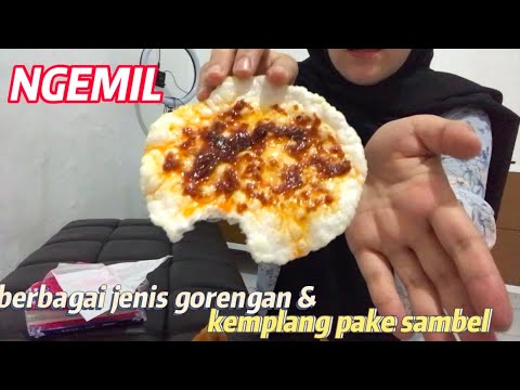 Ngemil yuk, ada gorengan & kemplang sambel cengek khas krupuk palembang ...