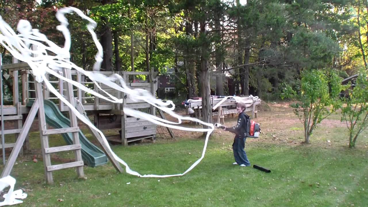 Fun with a leafblower and toilet paper - YouTube
