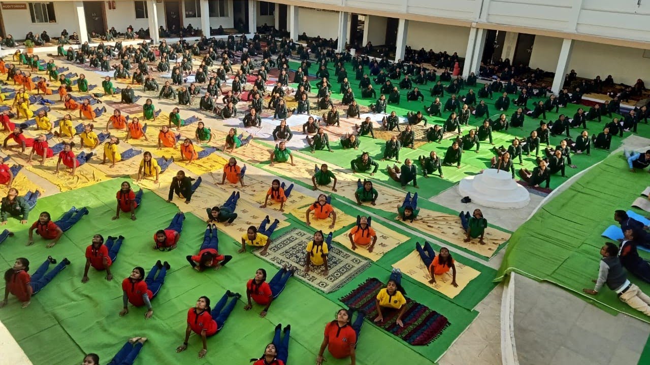 kanya shiksha parisar school seoni || surya namaskar || कन्या शिक्षा ...
