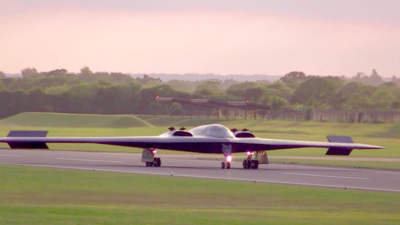 B-2 Spirit Landing At Royal Air Force Fairford - YouTube