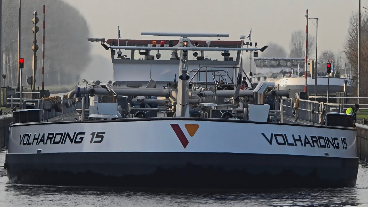 ⚓️Tanker de VOLHARDING 15 vaart de Sluis binnen⚓️ - YouTube