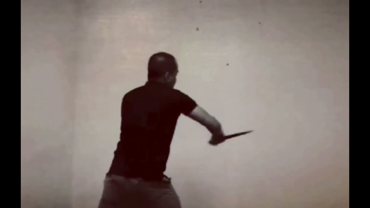 Reverse grip knife fighting - YouTube