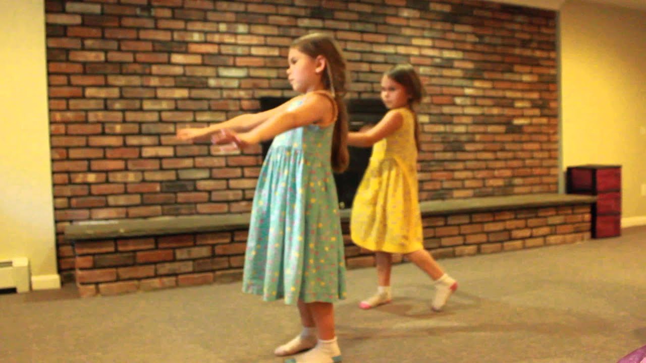 Twins dancing - YouTube