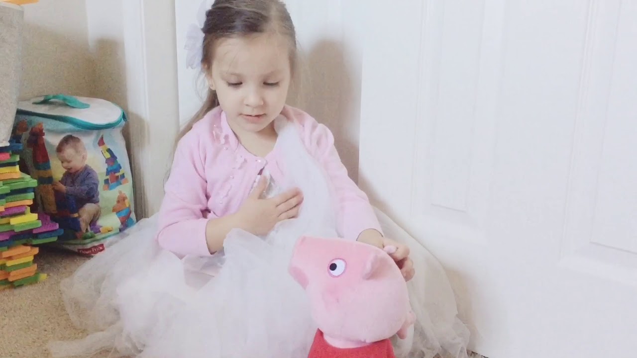 Sara playing with Pepa pig and singing song - YouTube