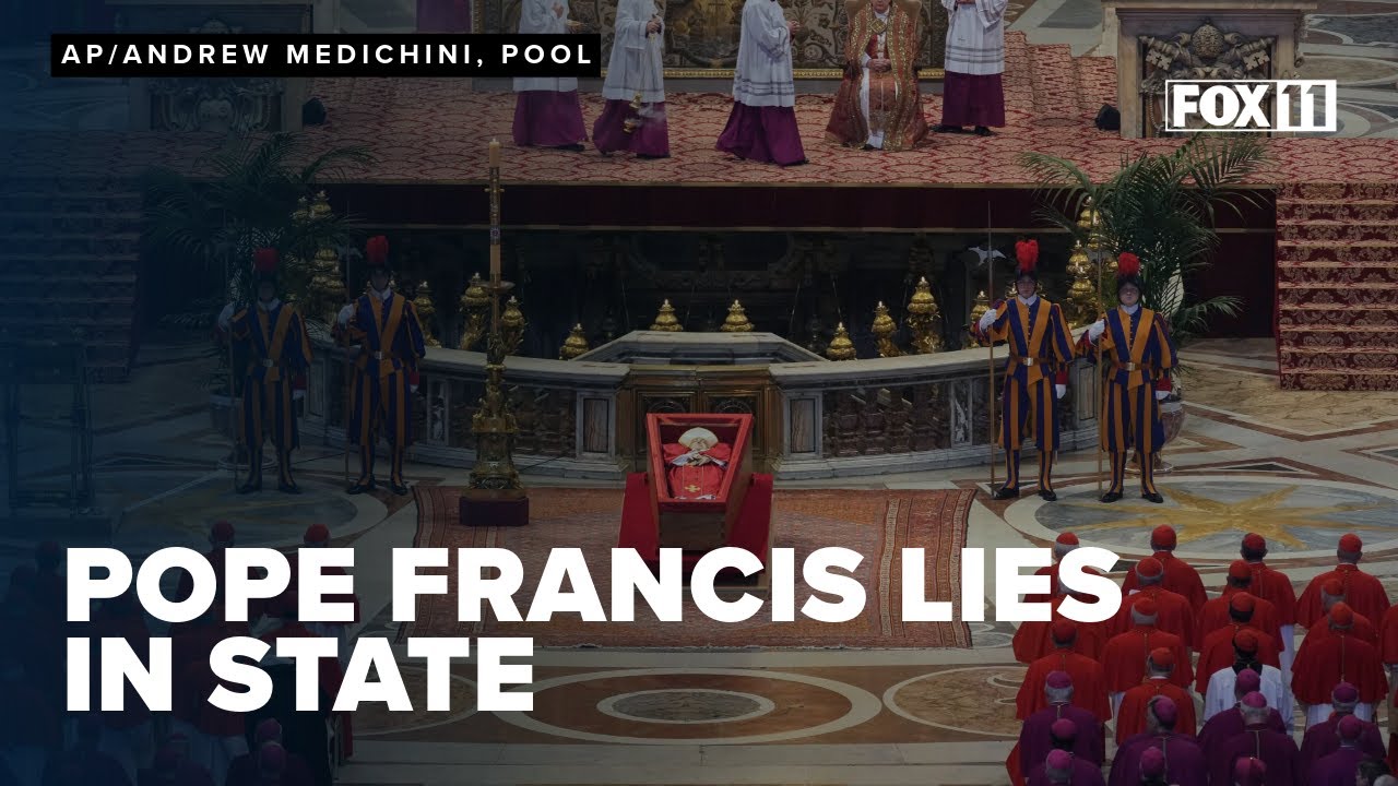 Pope Francis lies in state as mourners visit St. Peter's Basilica - YouTube