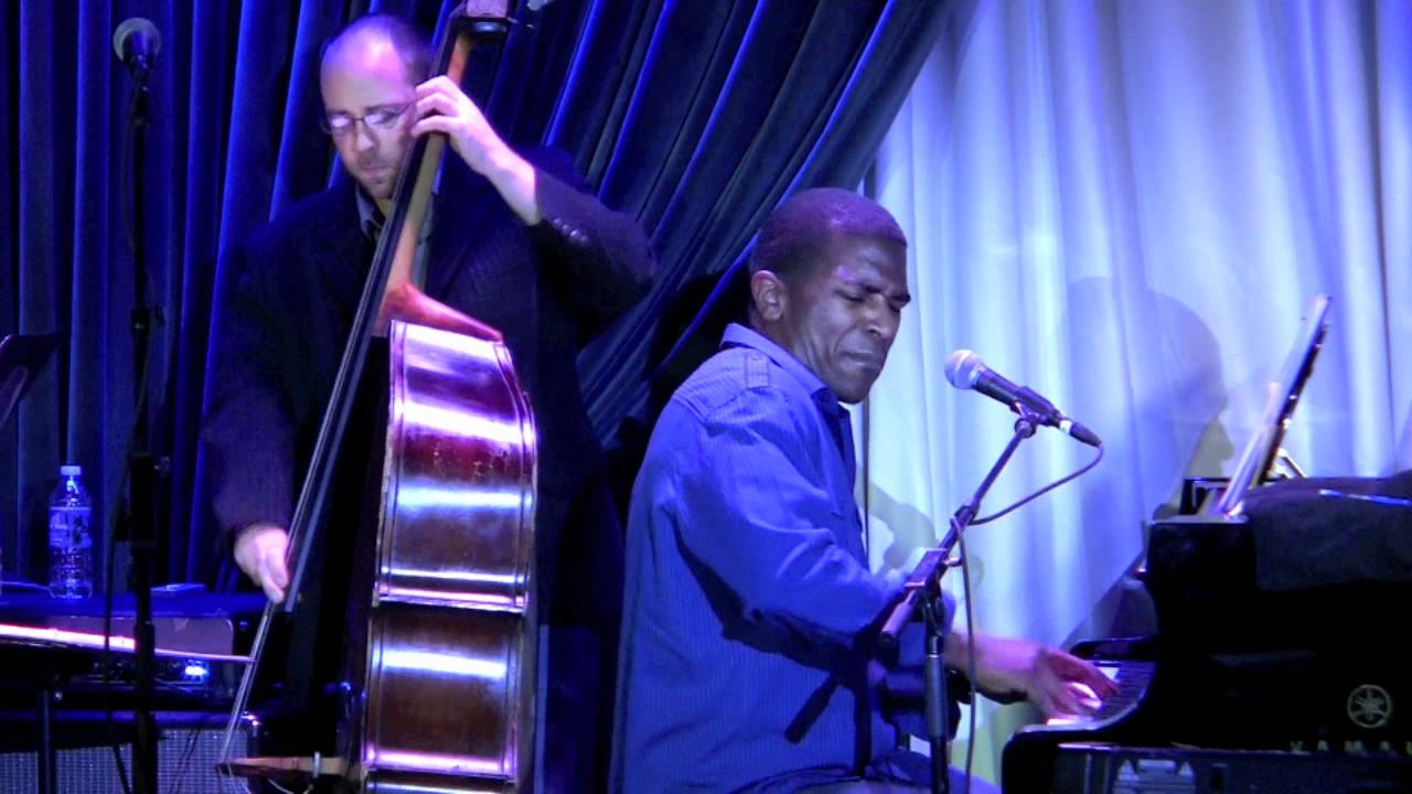 Chelsea Baratz performing "Let The Sunshine On Our Love" Live at the ...