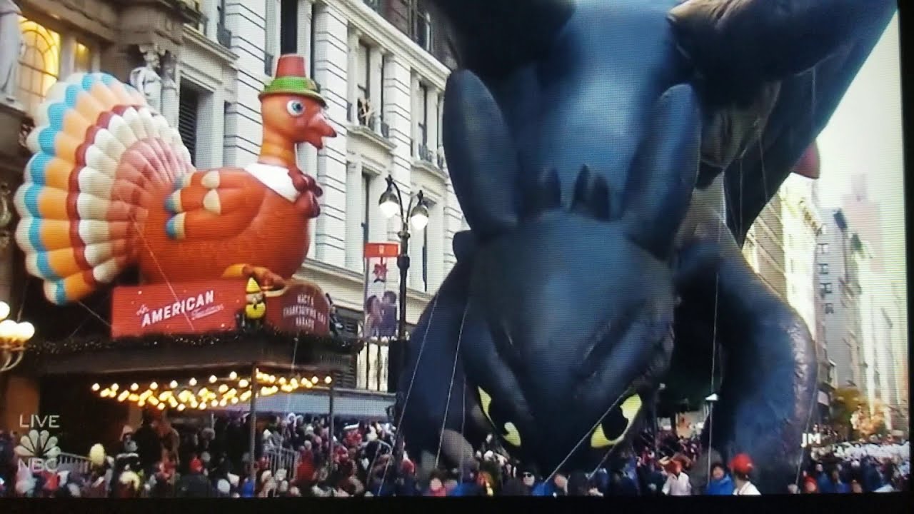 Macy's Parade Balloons: Toothless Season 2 Episode 13 - YouTube