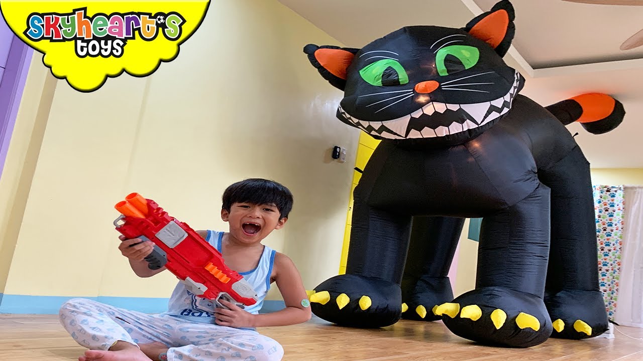 We found GIANT CATZILLA!! "Skyheart Toys" nerf war with huge cats ...