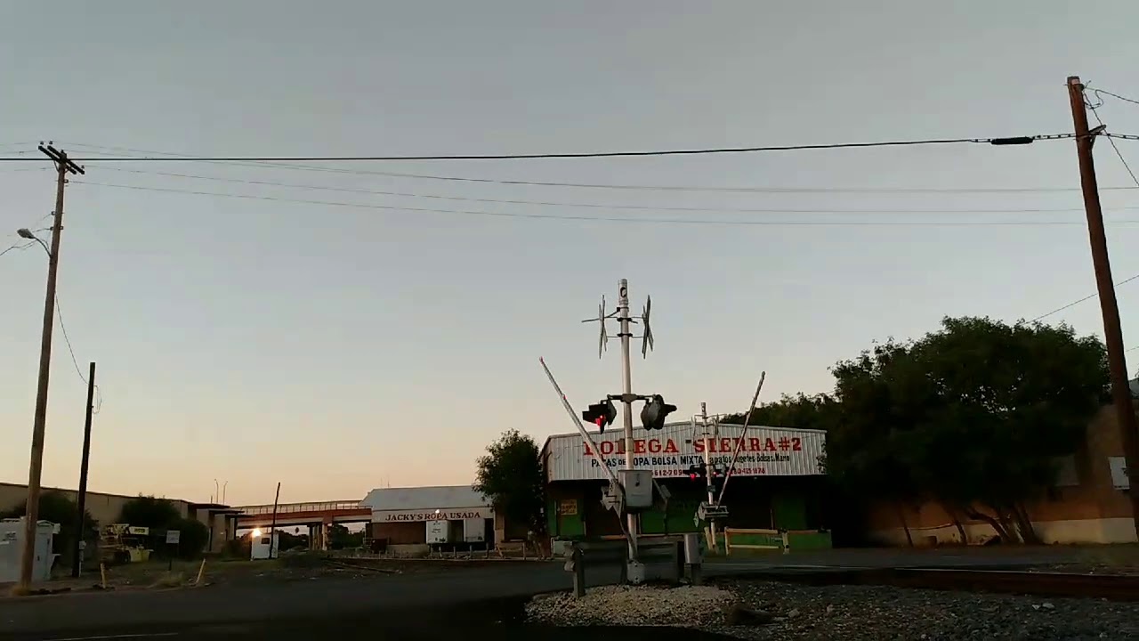 EB Kcs 4004 leads manifest train in Laredo tx 10/18/20. - YouTube