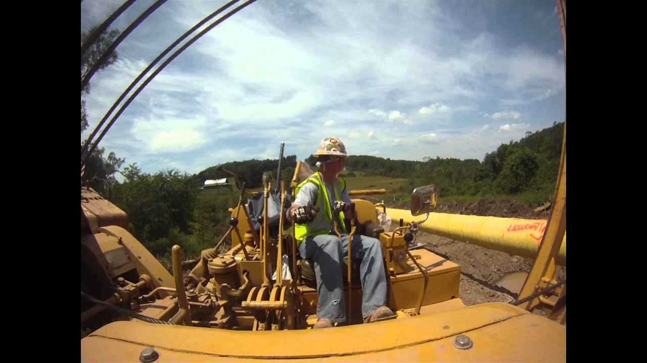 Running live CAT 583k sideboom in PA lowering in 7 joint section - YouTube