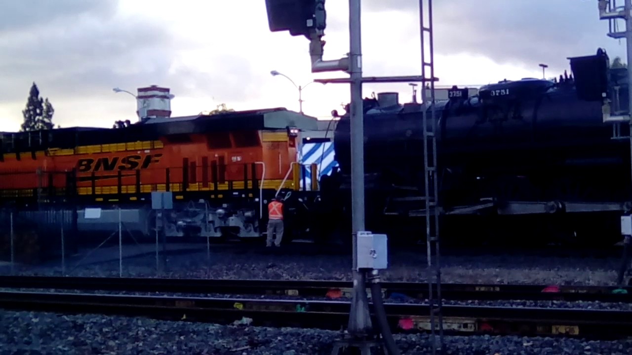 BNSF 5542 Fails To Couple Up To ATSF 3751 - YouTube