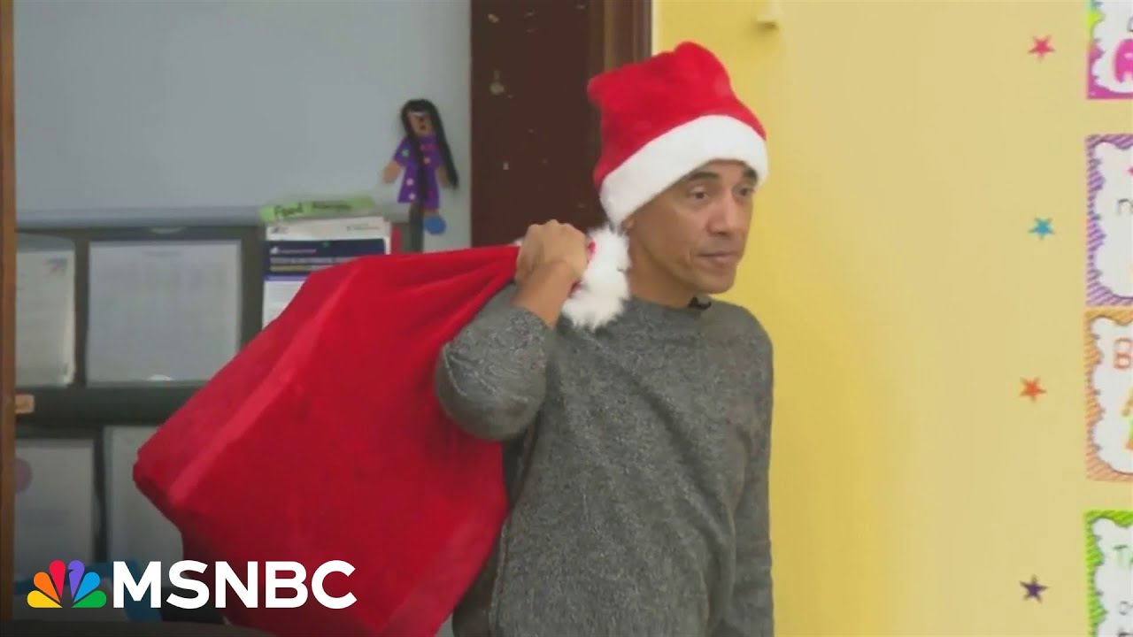 See Barack Obama surprise kids as "Skinny Santa” in Chicago - YouTube