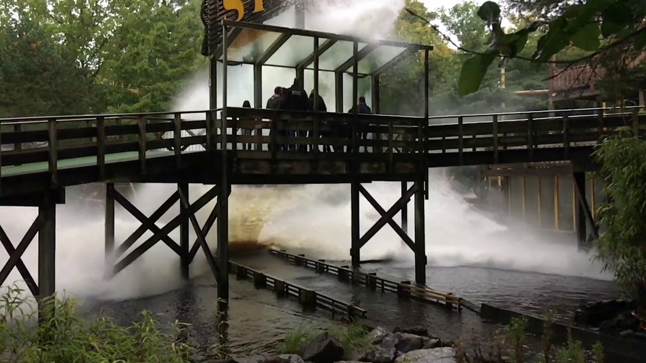 Splash in Duinrell in SloMo - YouTube