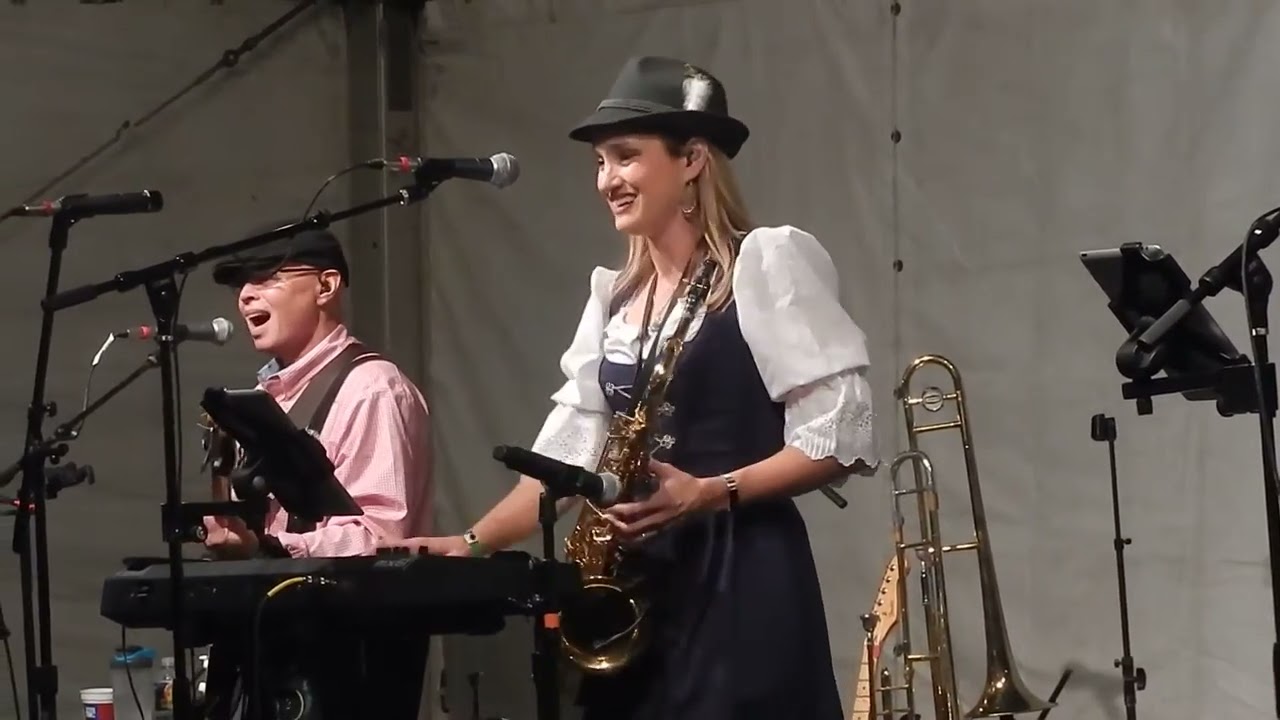 Mollie B/Squeezebox@Wurstfest '17 #5 Chicken dance plus... - YouTube