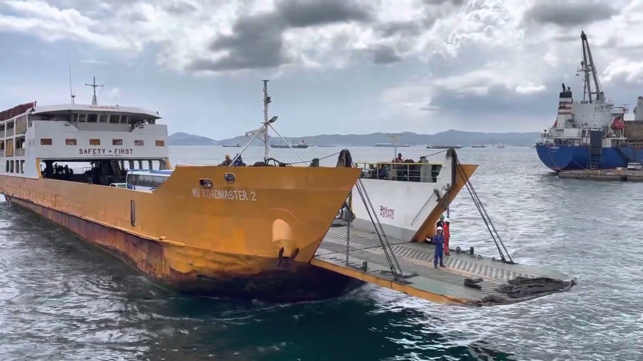 Paano Dumadaong ang Barko sa Port - YouTube