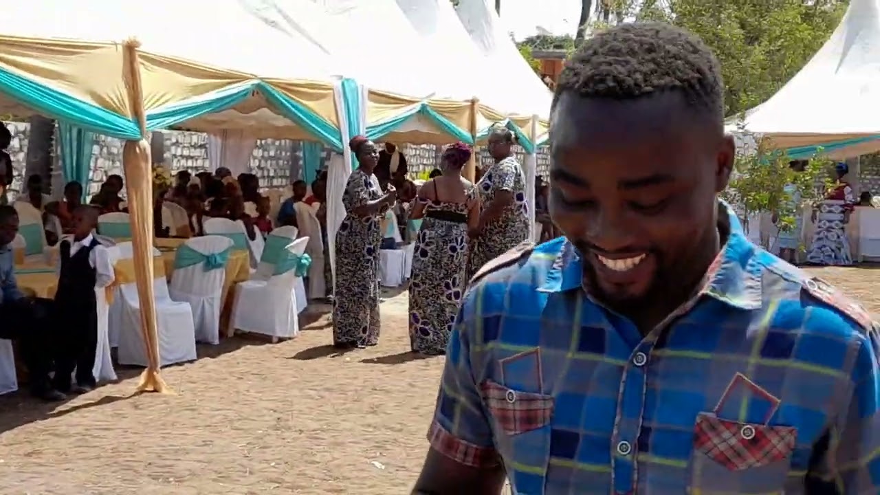 KAKA BRAYO of Utamu Band performing Malaika Live on Stage... Climax ya ...