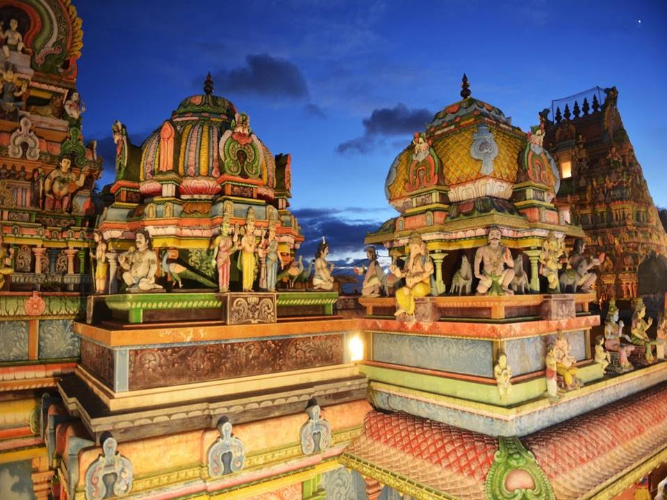 ILE MAURICE GRAND BAIE LES TEMPLES HINDOUS MARCHE SUR LE FEU - YouTube