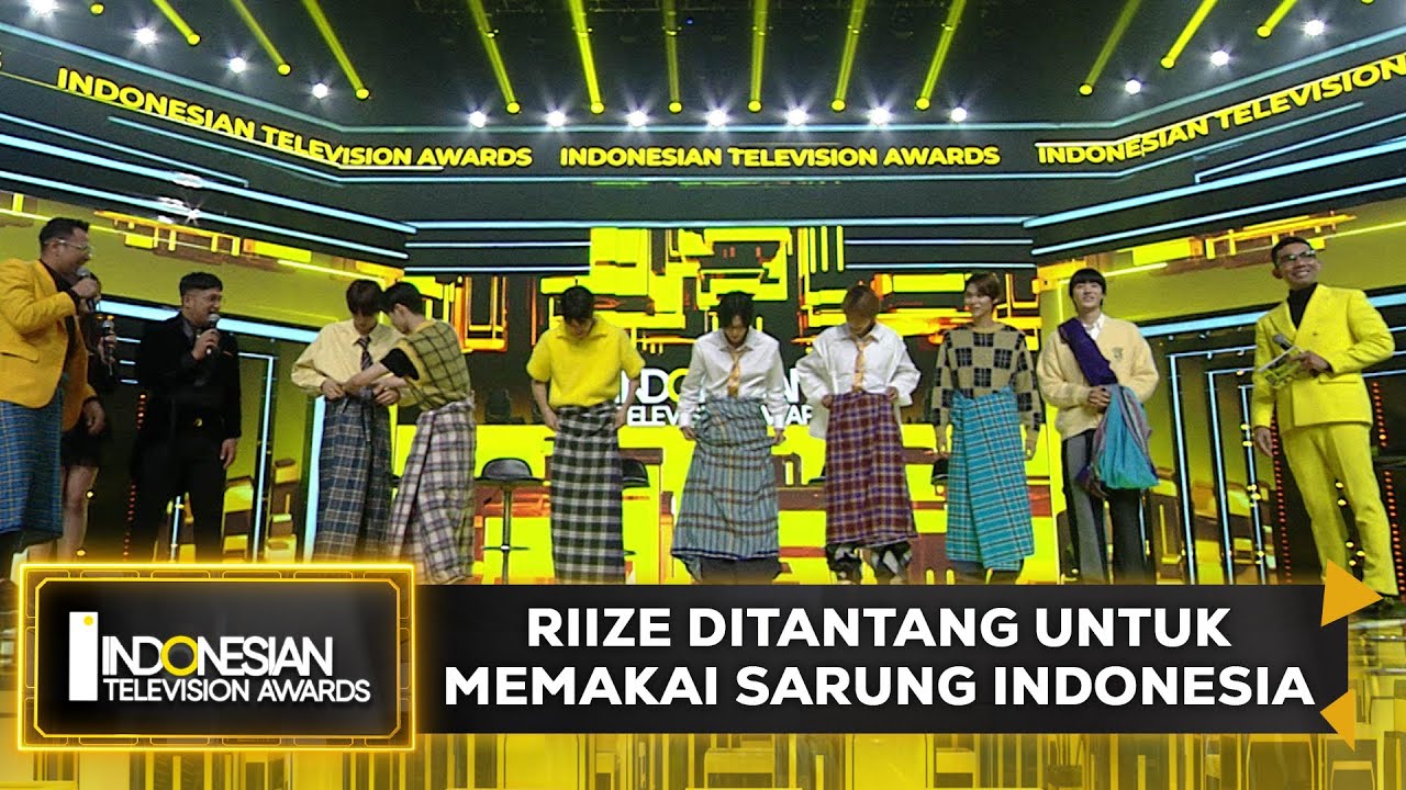PERTAMA KALI! Riize Memakai Sarung Khas Indonesia | INDONESIAN TELEVISION AWARDS 2023 - YouTube