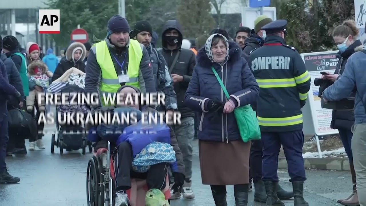 Freezing cold as Ukrainians enter Romania, Poland - YouTube