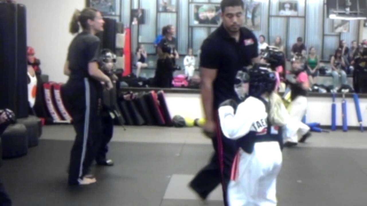 Natalie's first sparring class (part 2) - YouTube