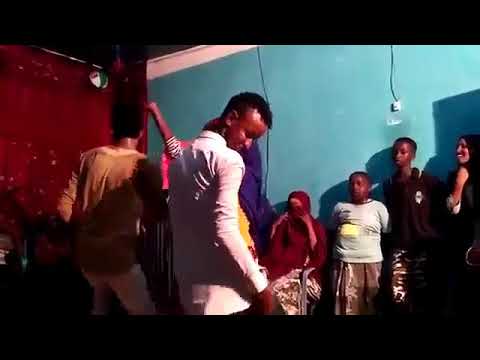 Niiko wiil iyo gabar dharka isku dhigtay