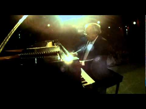Kurt Groenewold interpreta Cajita de Música de Juan Valle - YouTube
