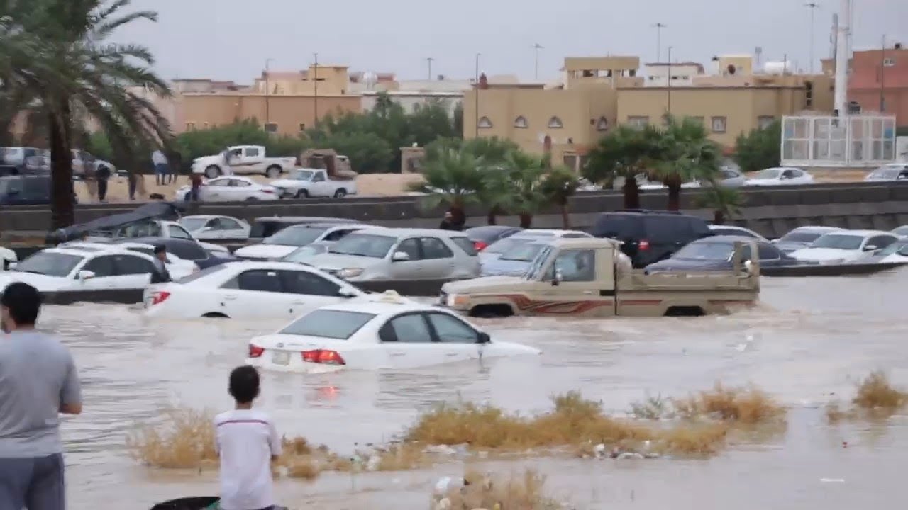 Torrential downpour and Flooding lashed Riyadh, Saudi Arabia (Nov 9 ...