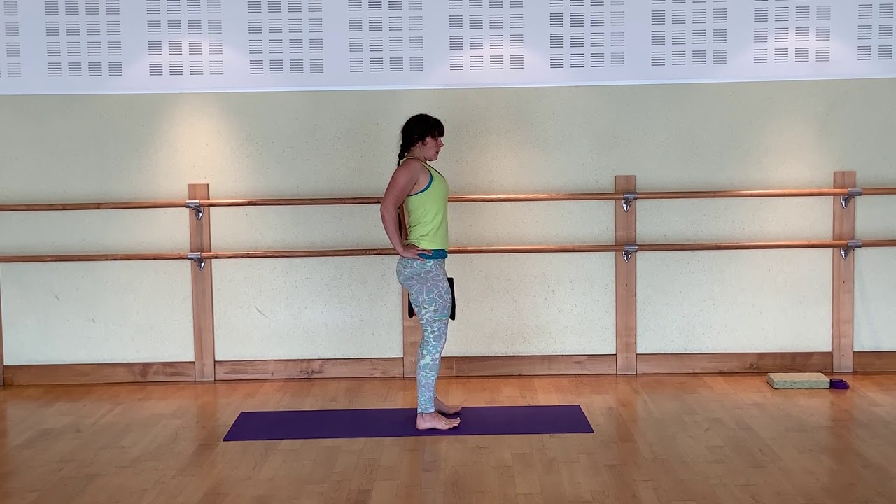 Standing Backbend with a Roll (Forrest Yoga pose)/ Flexion arrière avec ...