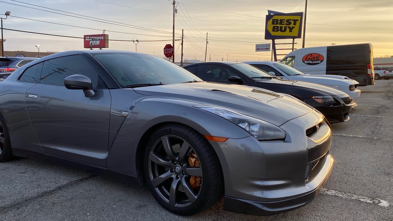 Nissan GT-R races HELLCAT - YouTube