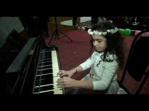 Qazax şəhər 1 nömrəli musuqi məktəbin yeni il şənliyi 2017-2018 3 və hissə