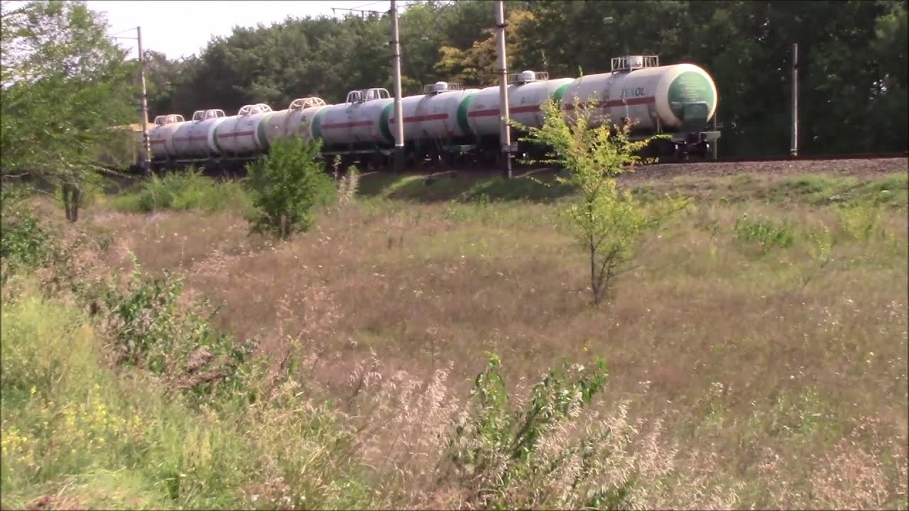 VL80 with freight train passing Ternavshina: September 2nd, 2018 - YouTube