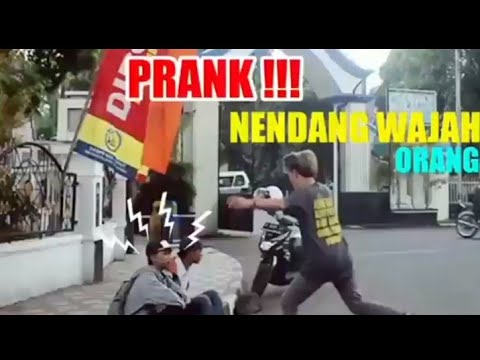 PRANK GILA ! NENDANG BOLA DEPAN MUKA ORANG ! AUTO KAGET ! 