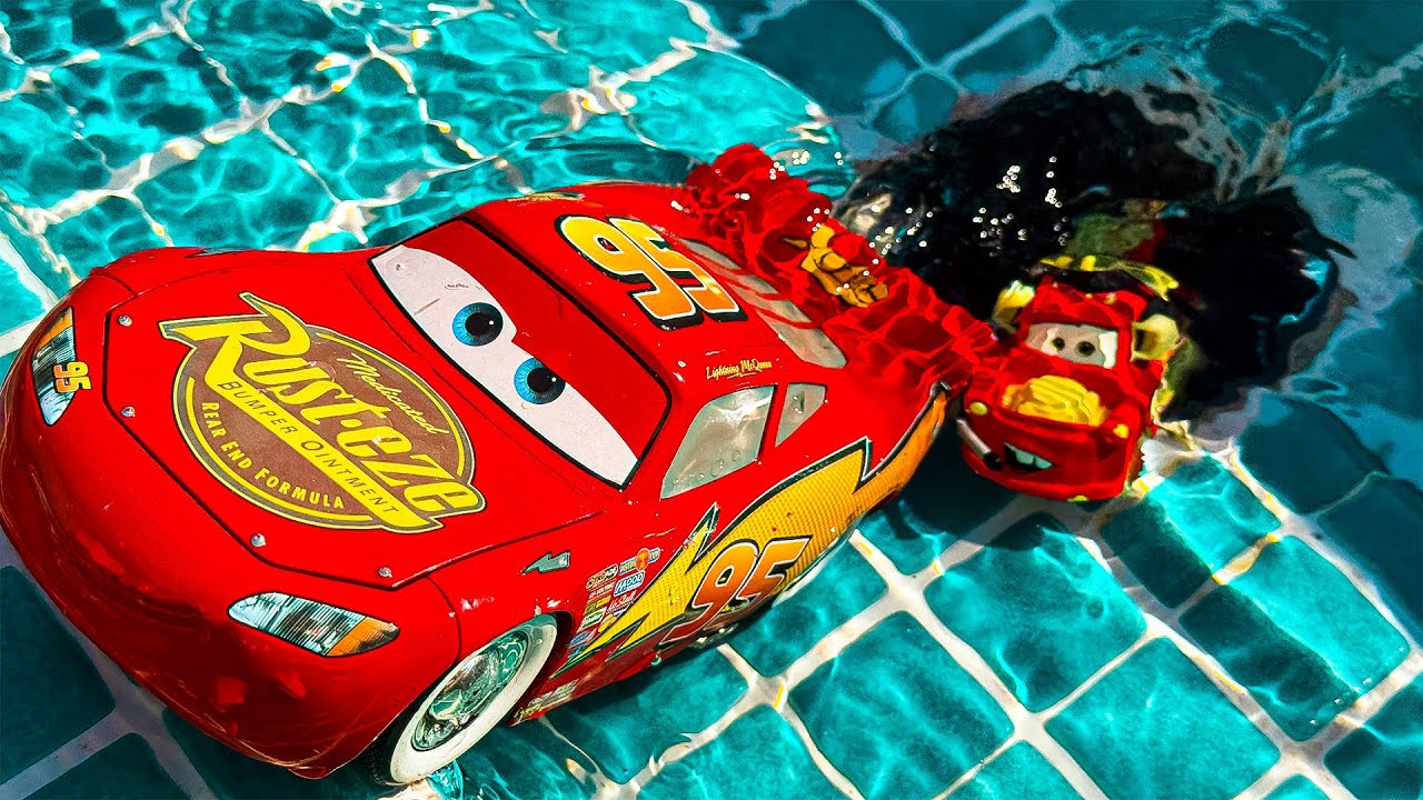 Disney Pixar Cars falling into deep pool, Lightning McQueen, Tow Mater ...