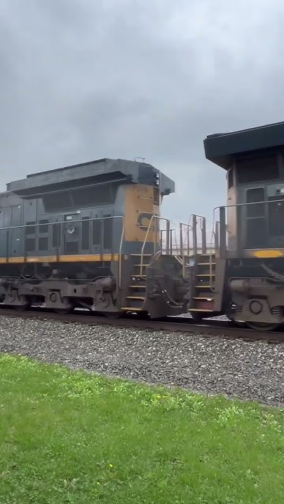 CSX 3312 & 7019 Eastbound through New York - YouTube