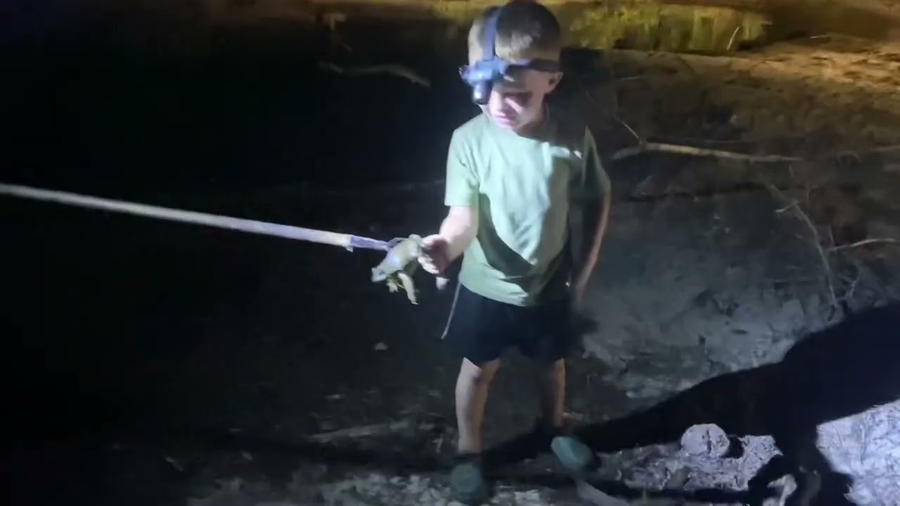 Gigging bull frogs in the Florida swamps - YouTube