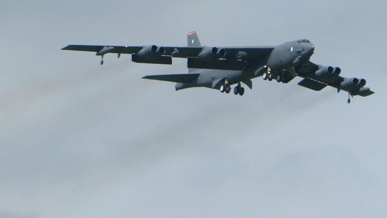 SMOKEY USAF B-52 STRATOFORTRESS FLYBYS | Airshow London 2020 SkyDrive ...
