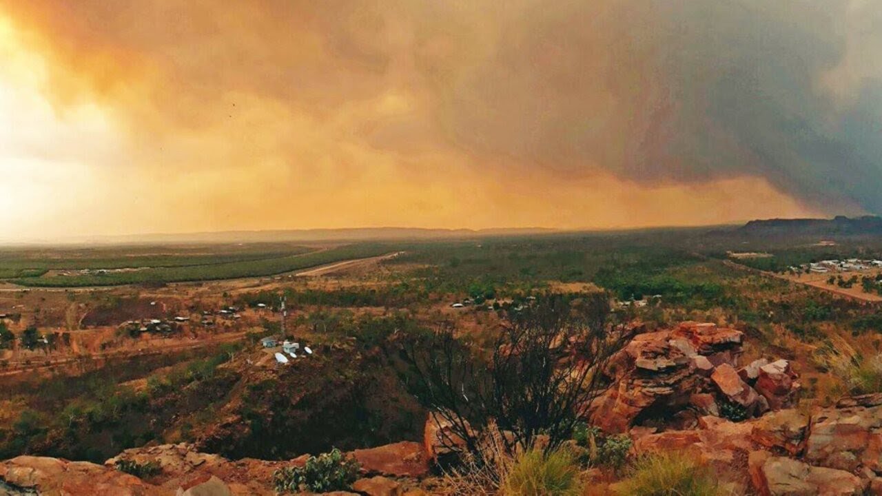Dry lightning strikes spark blazes in Western Australia - YouTube