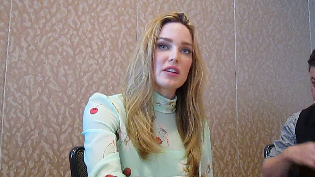 Legends of Tomorrow Interview: Caity Lotz Talks Sara Lance at SDCC 2016 ...