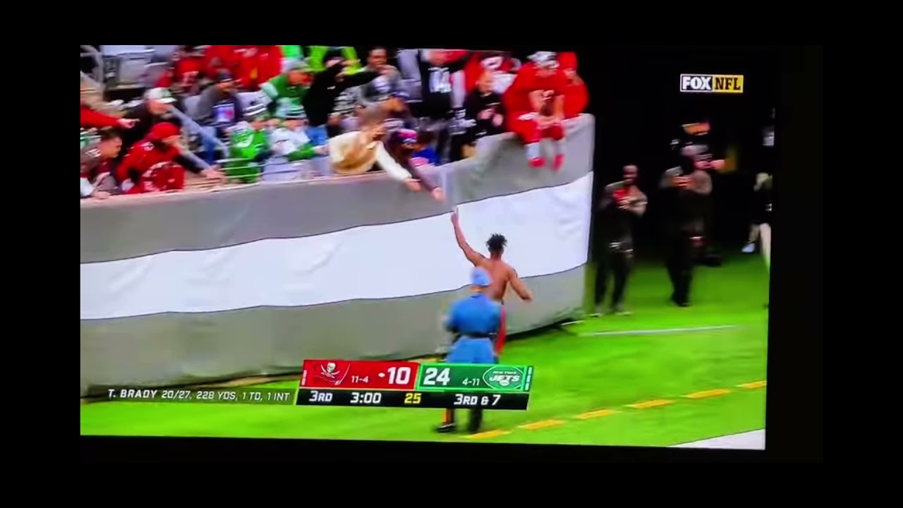 Antonio Brown run off the field with no jersey on🤣🤣🤣 - YouTube