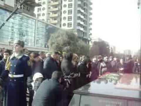 Bakü bu gün ANA FERYADI anıtındaydı. Hocal'da kaybettiklerine ağladılar