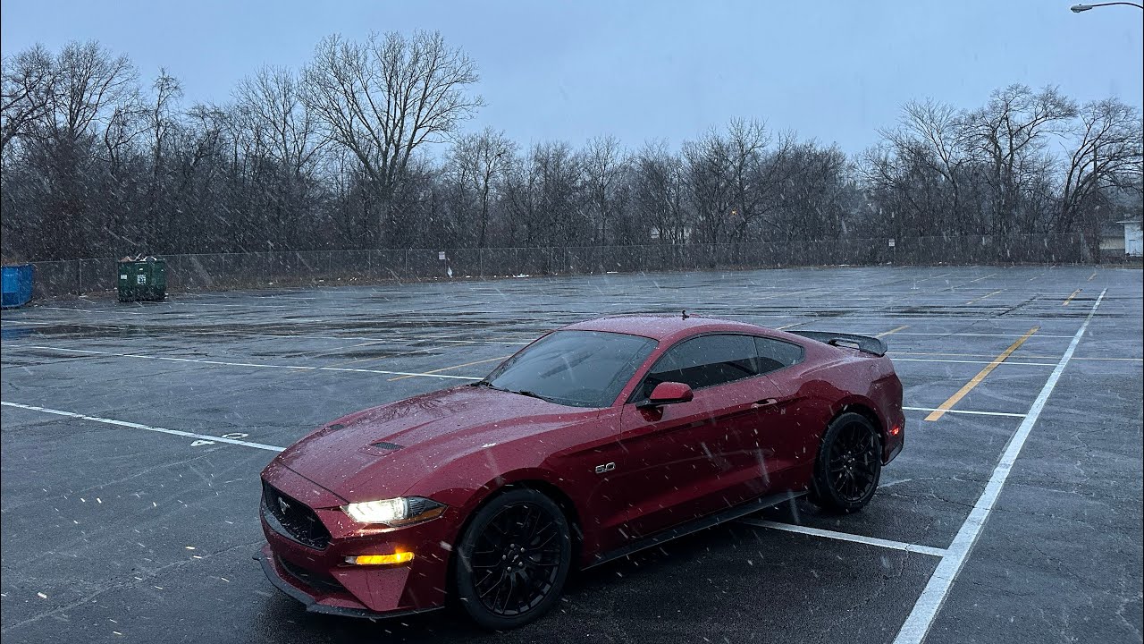 SLIDING MY MUSTANG GT IN THE SNOW FOR THE FIRST TIME🌨️ - YouTube