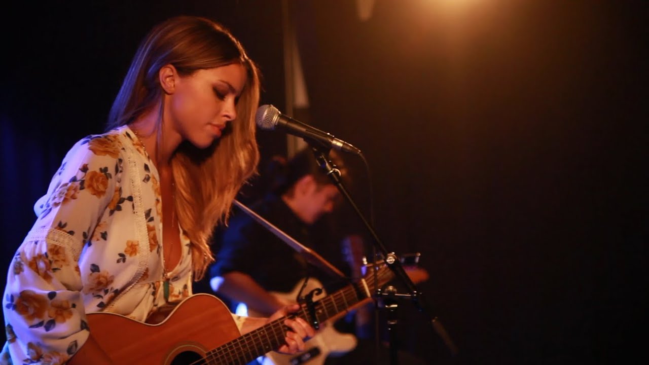 Let Her Go (Passenger) Sara Phillips LIVE in Montreal, Canada - YouTube