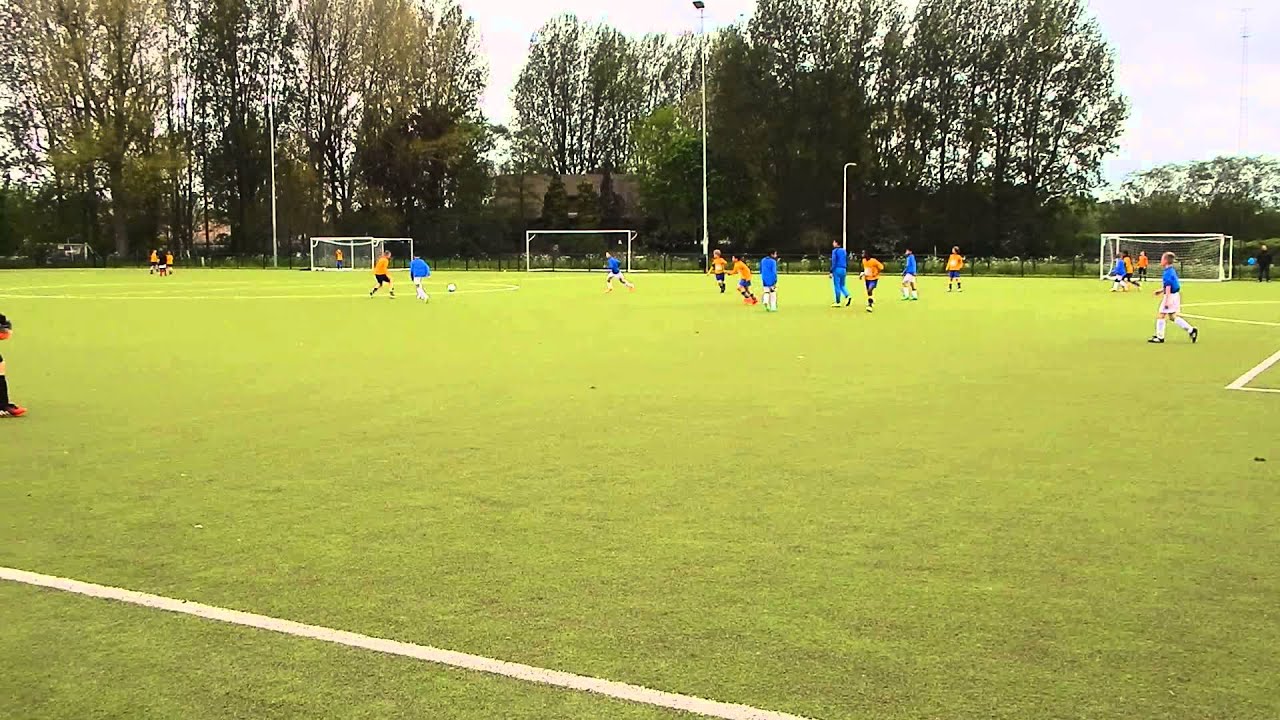 Jaouad pegelt de bal op de lat. - YouTube