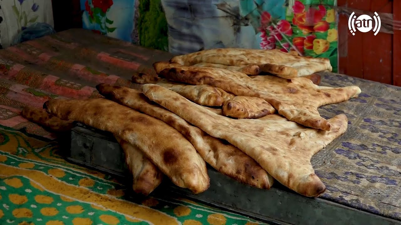 Hafiz Amiri eating Bolani Tandori on a Snowy day / صبح برفی و بولانی ...