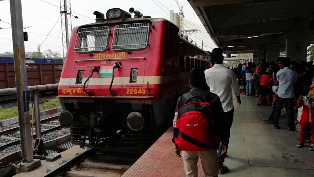 12810 Howrah - Mumbai CSMT Mail Arriving at Nagpur Jn On time - YouTube