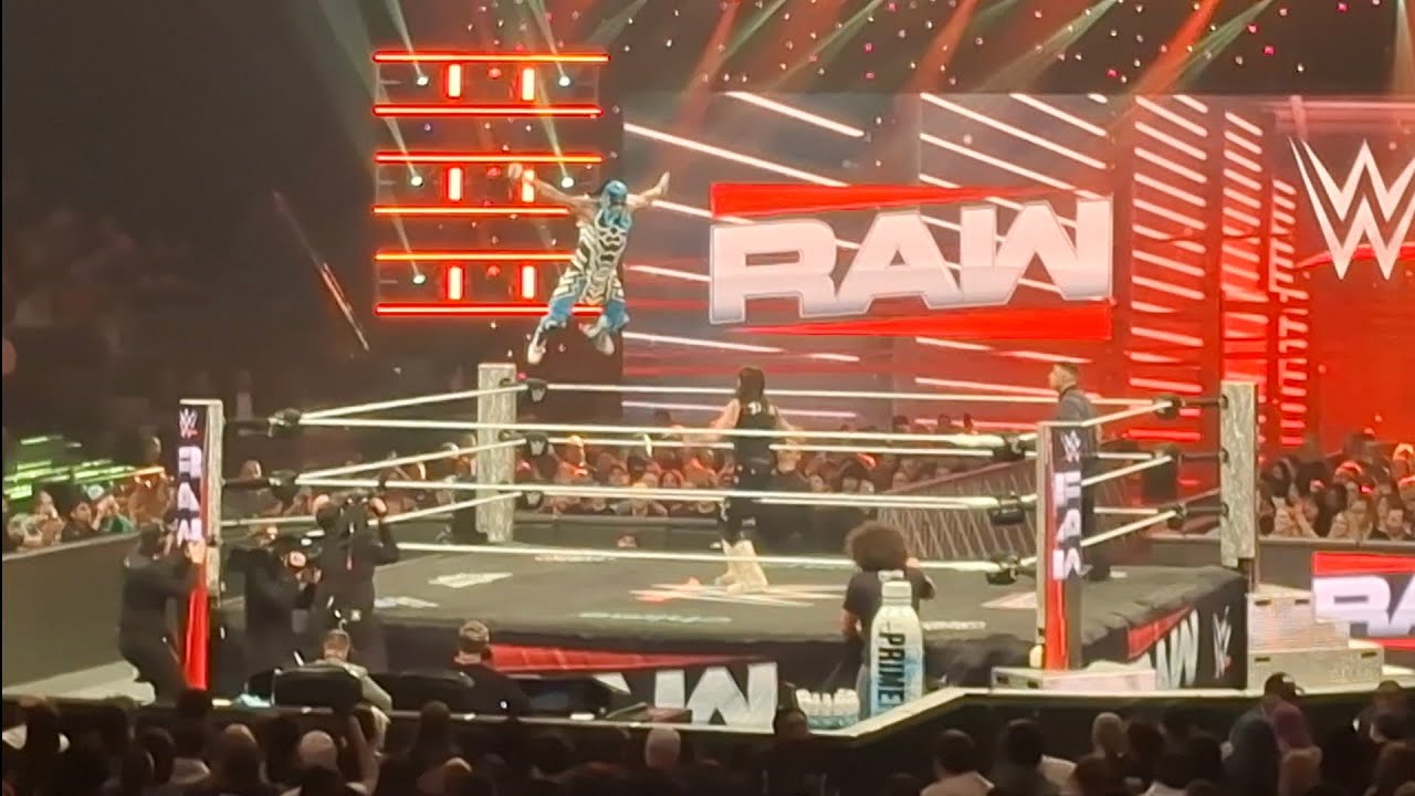 Penta vs Dominik Mysterio (let's go dom chants) Monday Night Raw 4/7/25 ...