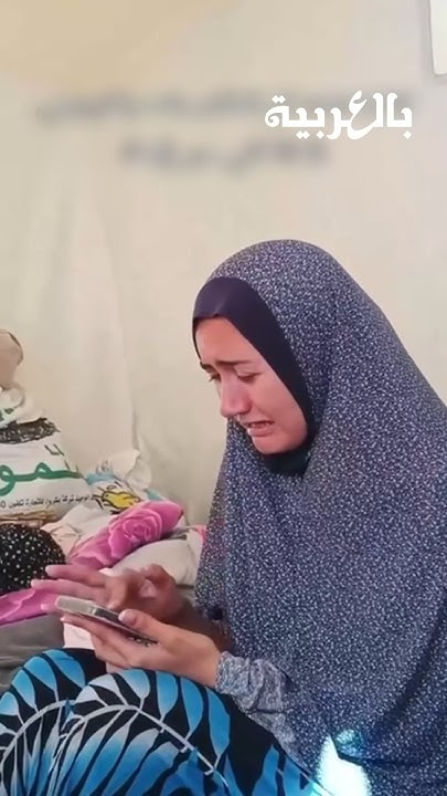 طالبة فلسطينية تبكي بحسرة لحرمانها من اجتياز الامتحانات بسبب الحرب في